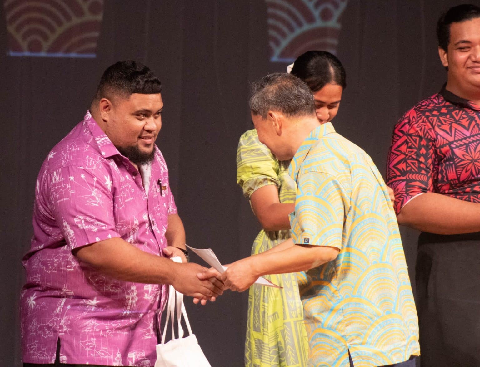13 fanau ua faamanuiaina i sikolasipi mai Saina – Radio Samoa