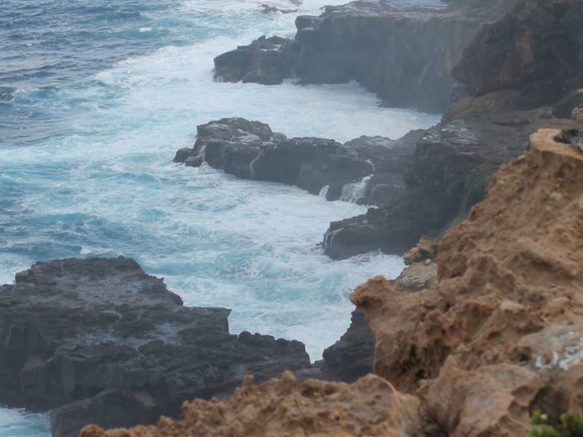 Pa’ū se tama talavou i le sami ma o loo sailia pea e oo mai i le asō