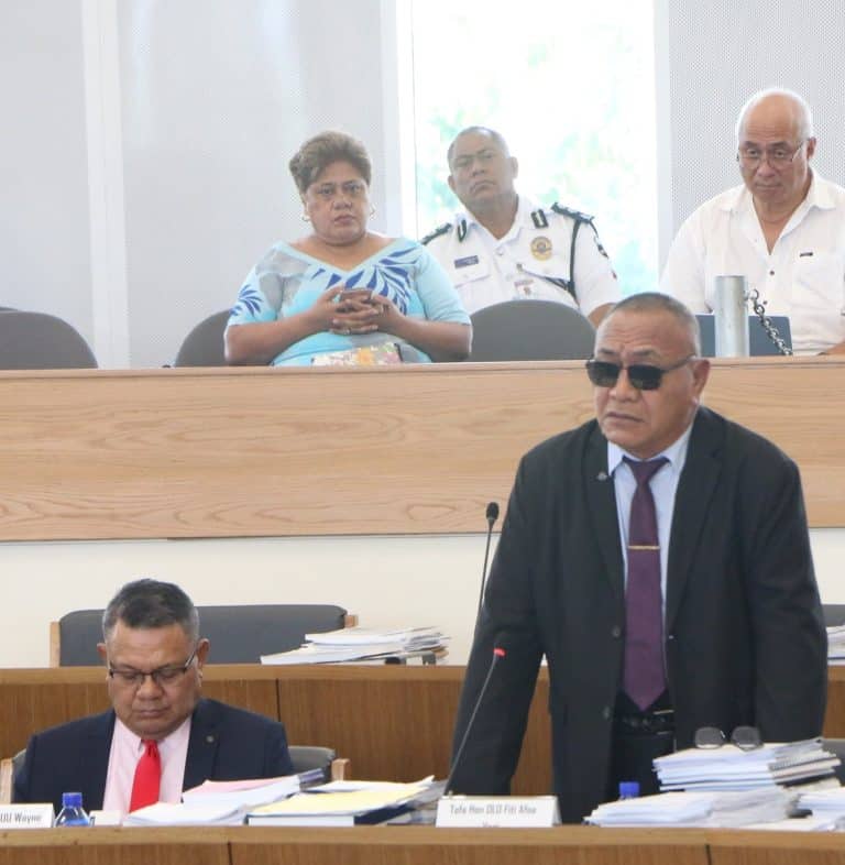 Tetee le Minisita o Galuega i le tulafono e umia ai e tagata ...