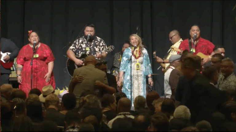 Manatuaina Faanānā Efeso Collins o se fetu pupula e tumatila a lona aiga