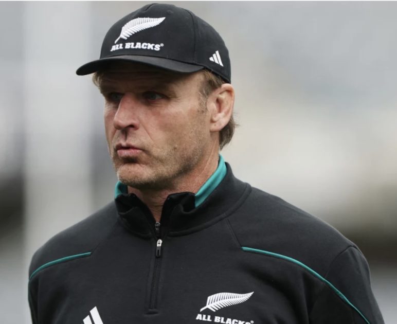 See ese Scott Robertson mai le tofiga o le faia’oga ulu a le All Blacks